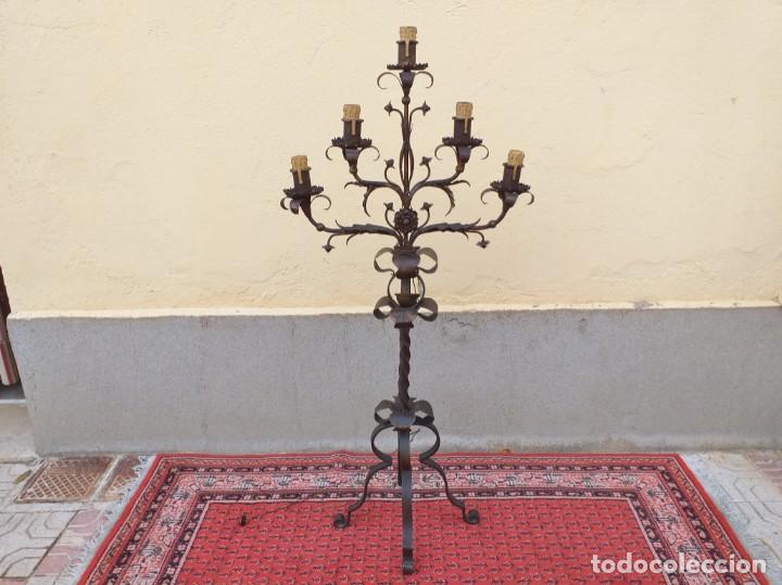 Lámpara de pie antigua estilo Gótico. Candelabro antiguo pedestal ...