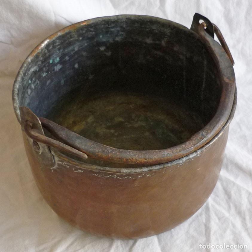 Caldero pequeño de cobre con asa de hierro forjado