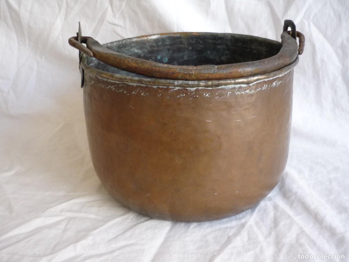 Caldero pequeño de cobre con asa de hierro forjado