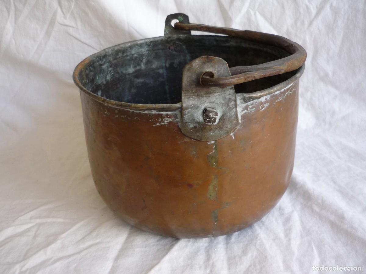 Caldero pequeño de cobre con asa de hierro forjado