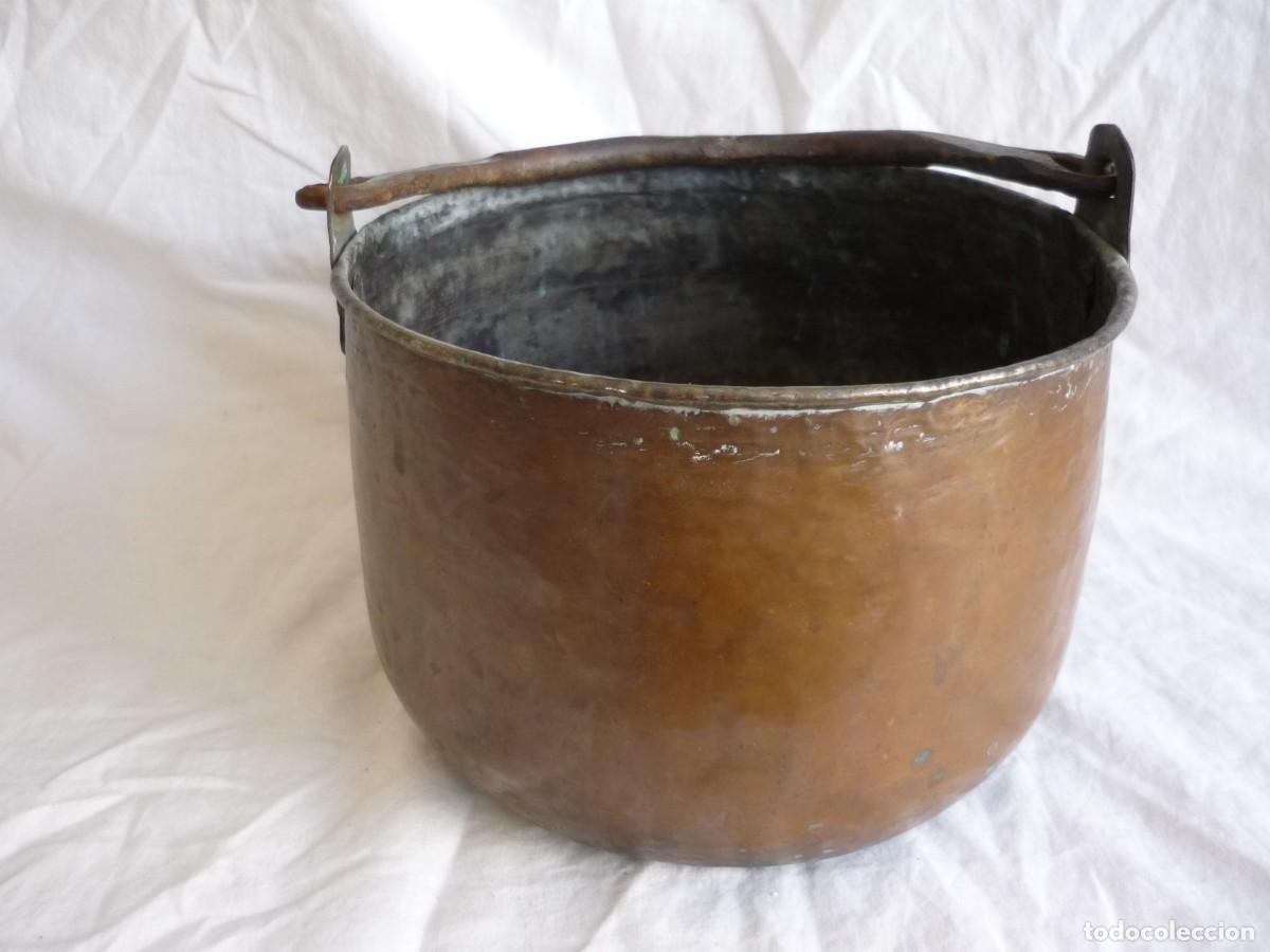 Caldero pequeño de cobre con asa de hierro forjado