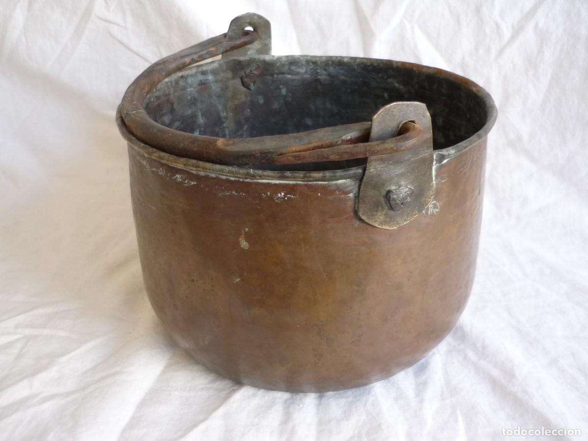 Caldero pequeño de cobre con asa de hierro forjado