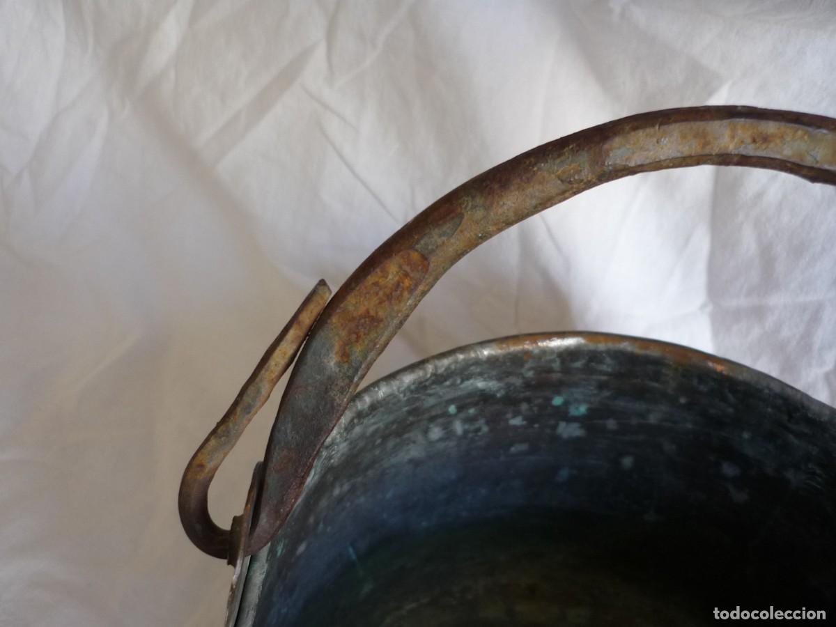 Caldero pequeño de cobre con asa de hierro forjado