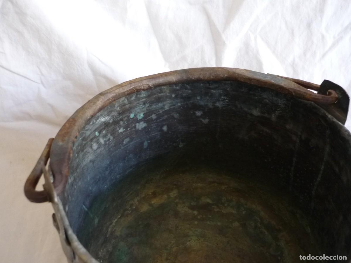 Caldero pequeño de cobre con asa de hierro forjado