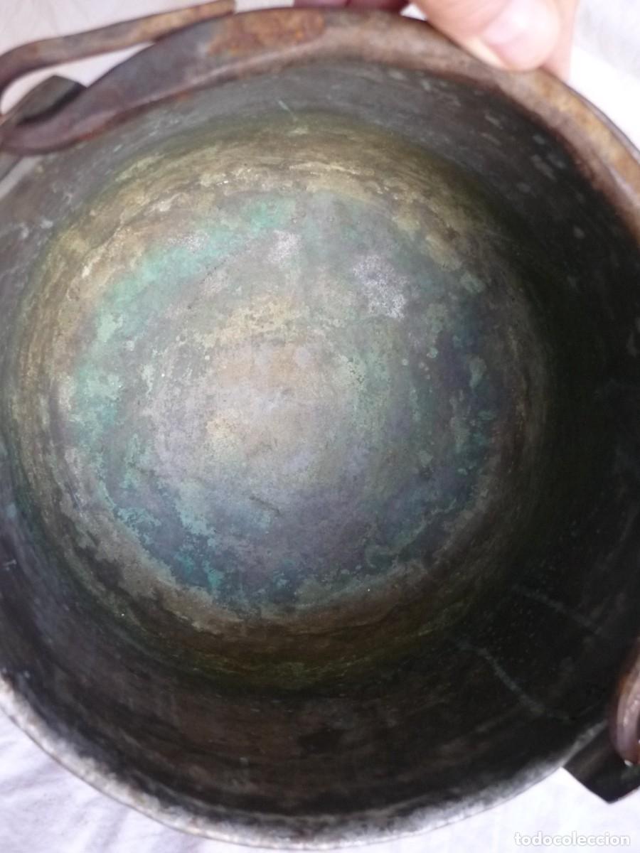 Caldero pequeño de cobre con asa de hierro forjado