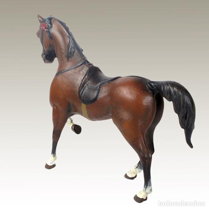 escultura de bronce. caballo de carrera pintado - Comprar Esculturas de ...