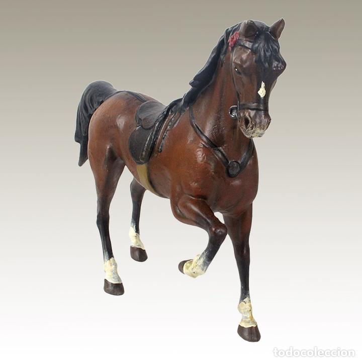 escultura de bronce. caballo de carrera pintado - Comprar Esculturas de ...