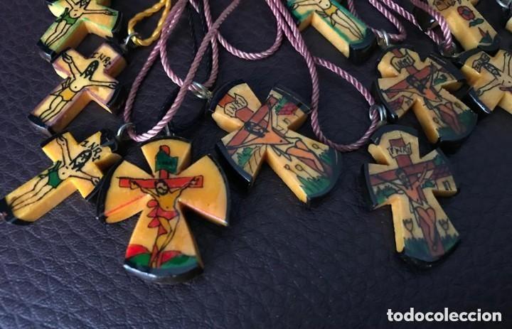 grupo de 18 bonitas cruces de resina con cordón - Compra venta en ...