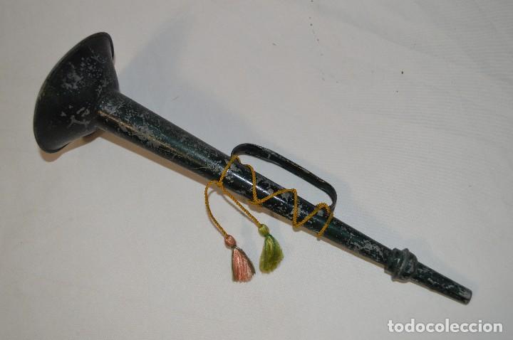 antiguo cornetín de chapa metálica con empuñadu - Comprar Instrumentos ...